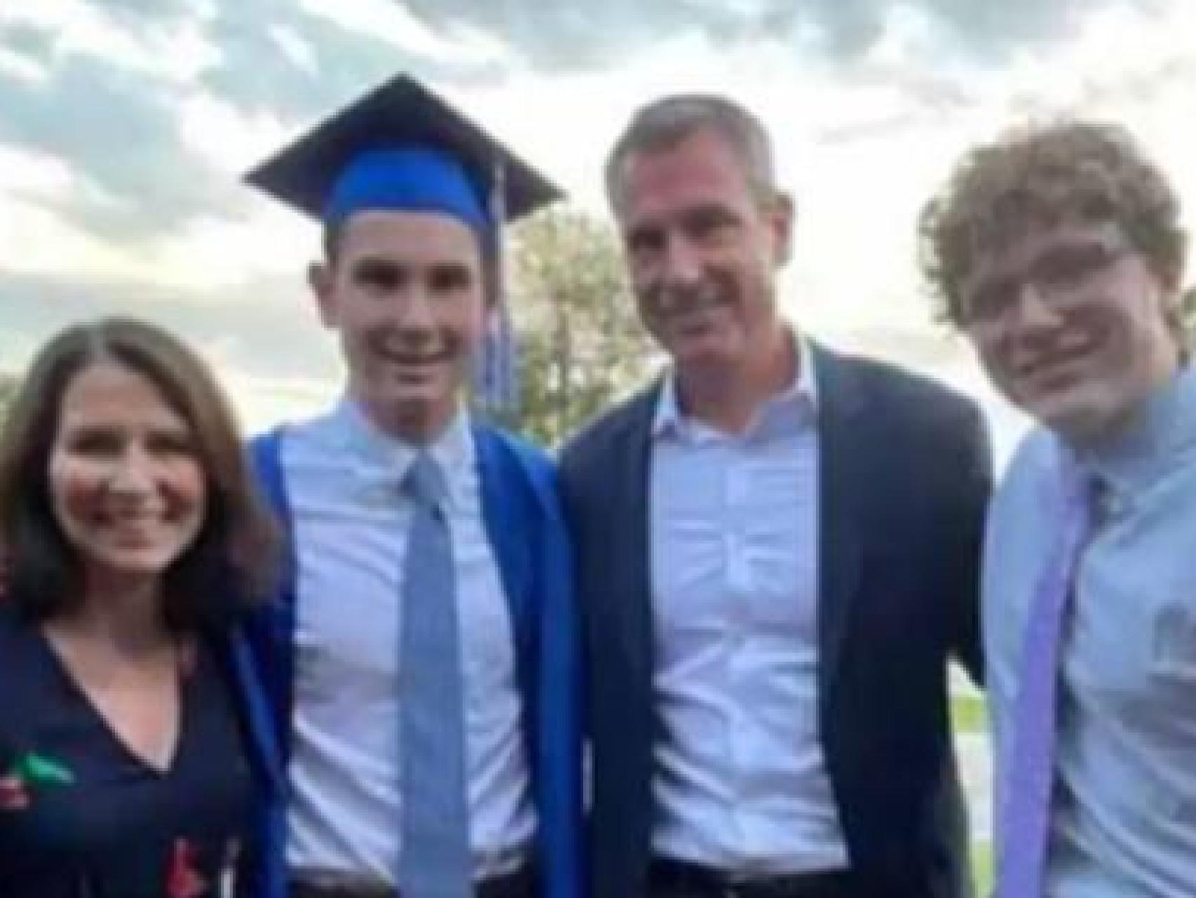 La mujer de Andy Byron abandona la casa conyugal y "se encierra" en una ...